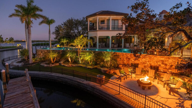 Modern ZEN Minimalistic Designer Modern Pools by Lucas Lagoons